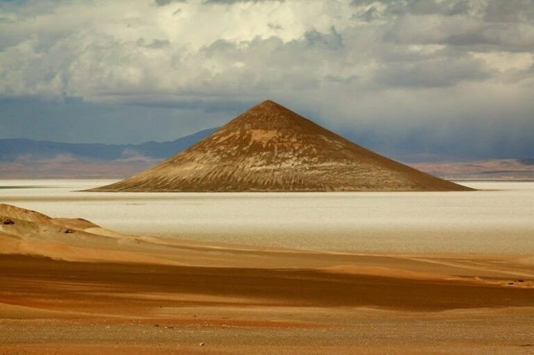 Le Cône d'Arita dans le Salar d'Arizaro en Argentine