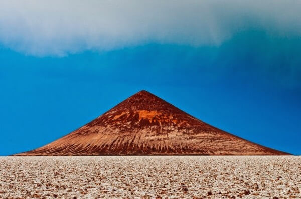Le Cône d'Arita dans le Salar d'Arizaro en Argentine