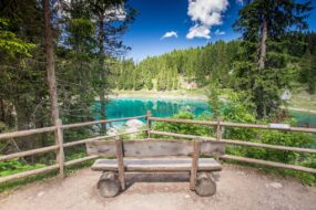Le Lac de Carezza en Italie : décor alpin et fresque arc-en-ciel