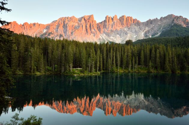 Le Lac de Carezza en Italie : décor alpin et fresque arc-en-ciel