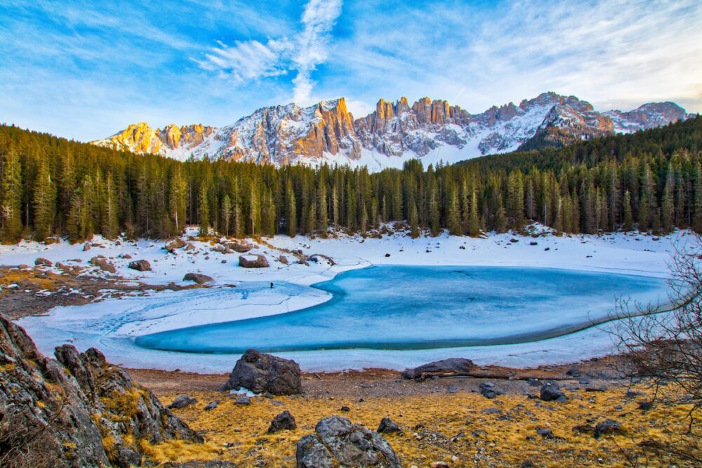 Le Lac de Carezza en Italie : décor alpin et fresque arc-en-ciel