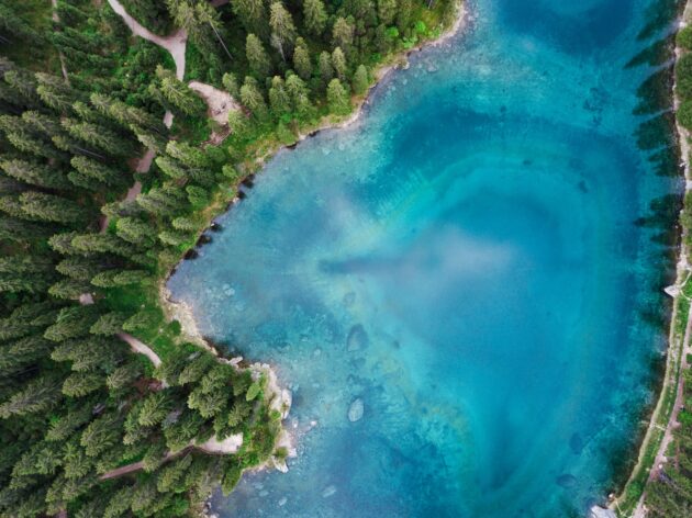Le Lac de Carezza en Italie : décor alpin et fresque arc-en-ciel