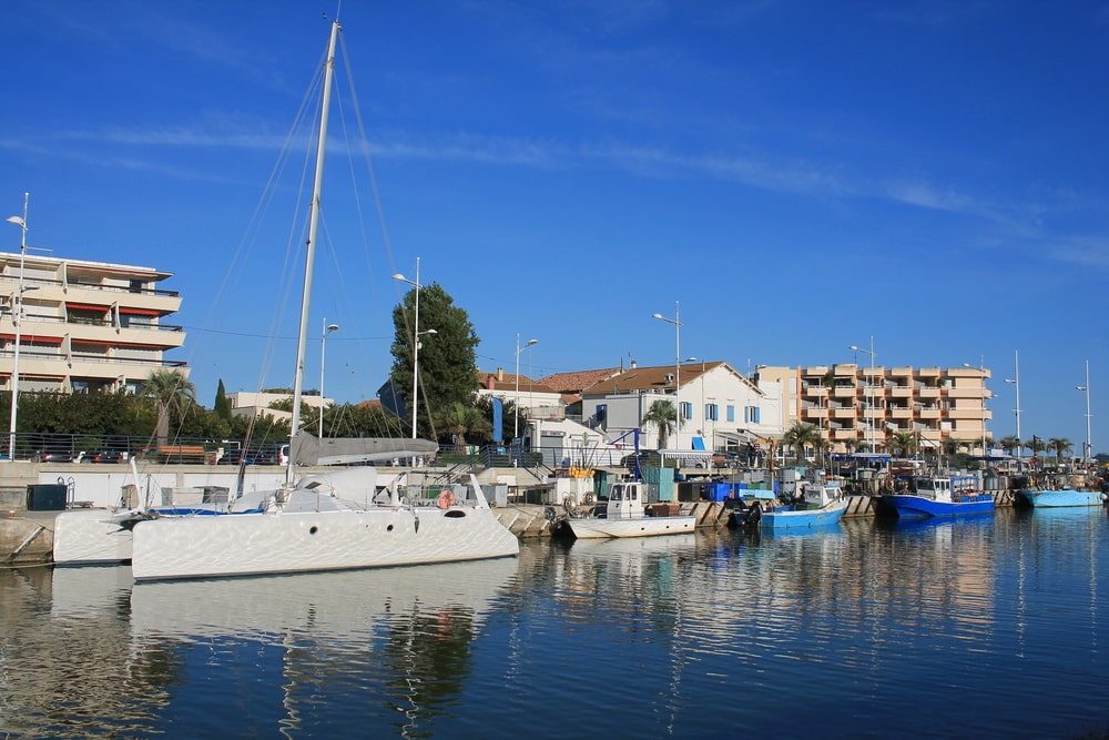 Location de bateau à Carnon : comment faire et où