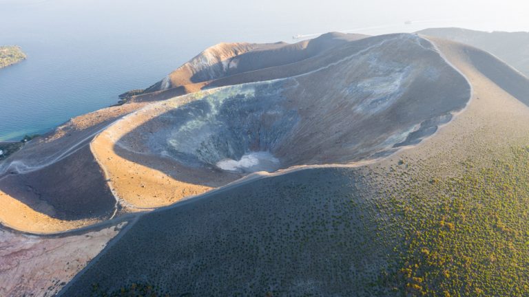 Visiter Vulcano dans les îles Éoliennes, la magie des volcans