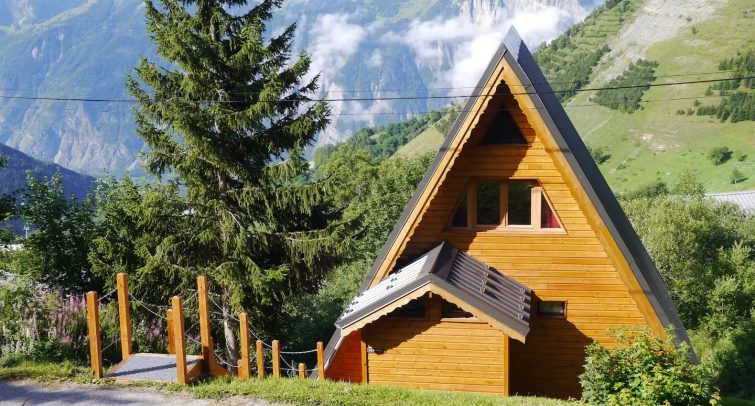 11 chalets triangulaires pour s’immerger en pleine nature