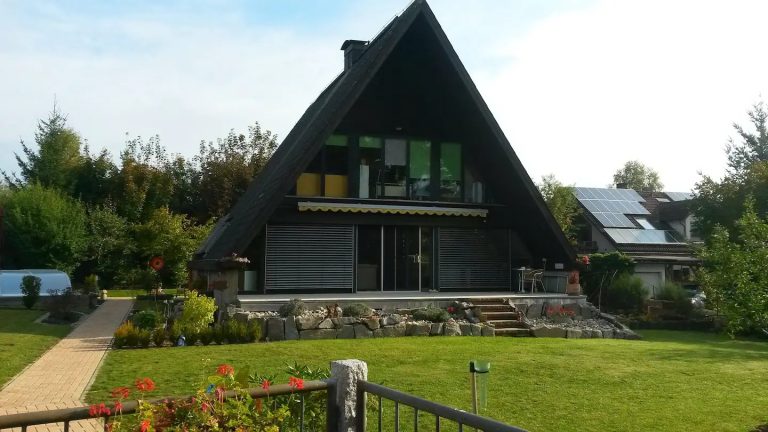 11 chalets triangulaires pour s’immerger en pleine nature