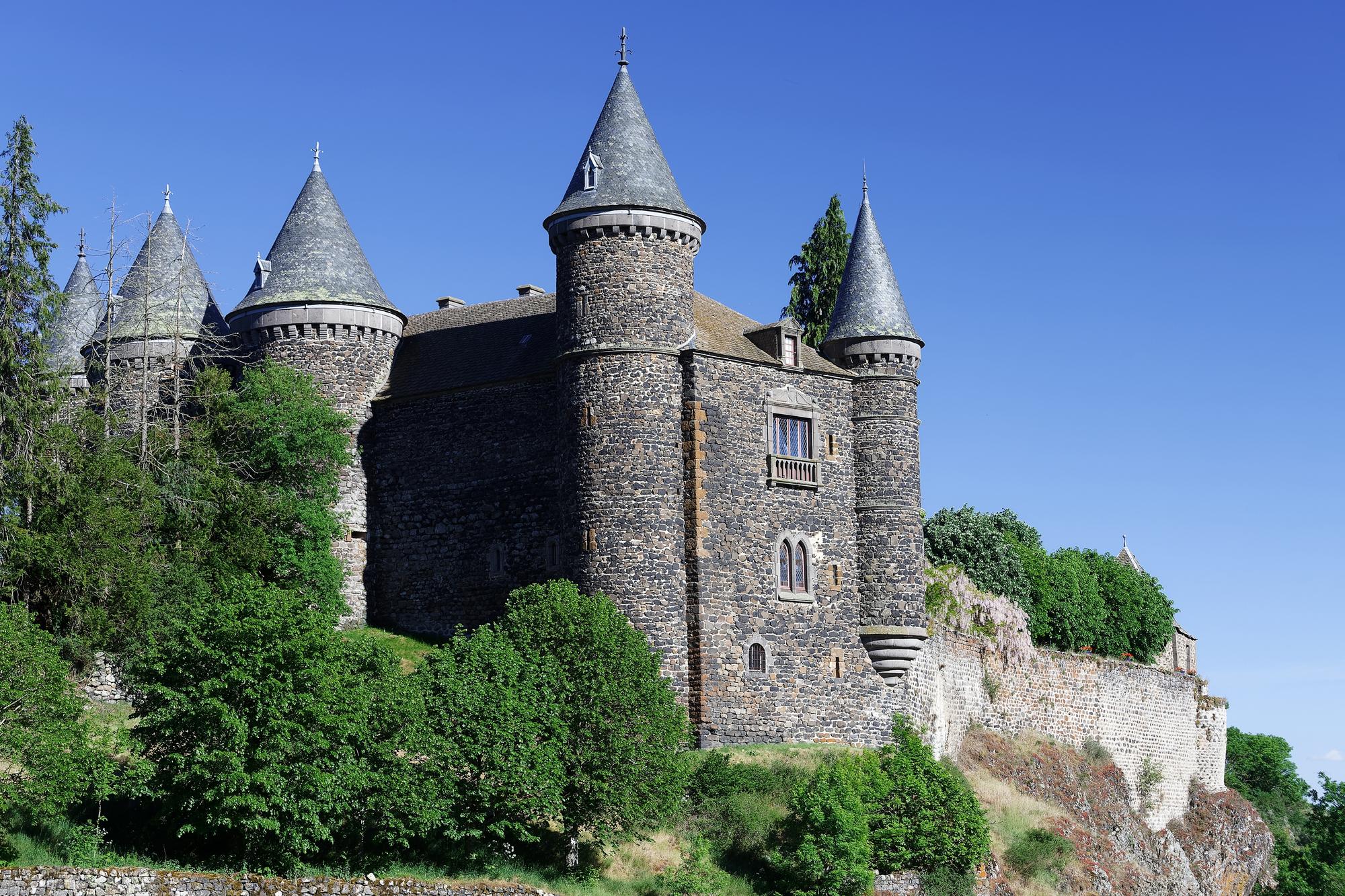 13 châteaux perchés à visiter en Auvergne-Rhône-Alpes