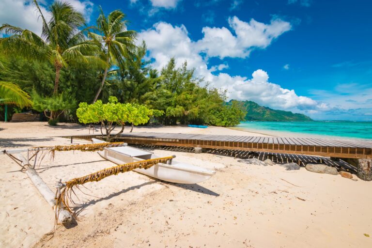 Les 4 escapades en pirogue traditionnelle à vivre en Polynésie Française